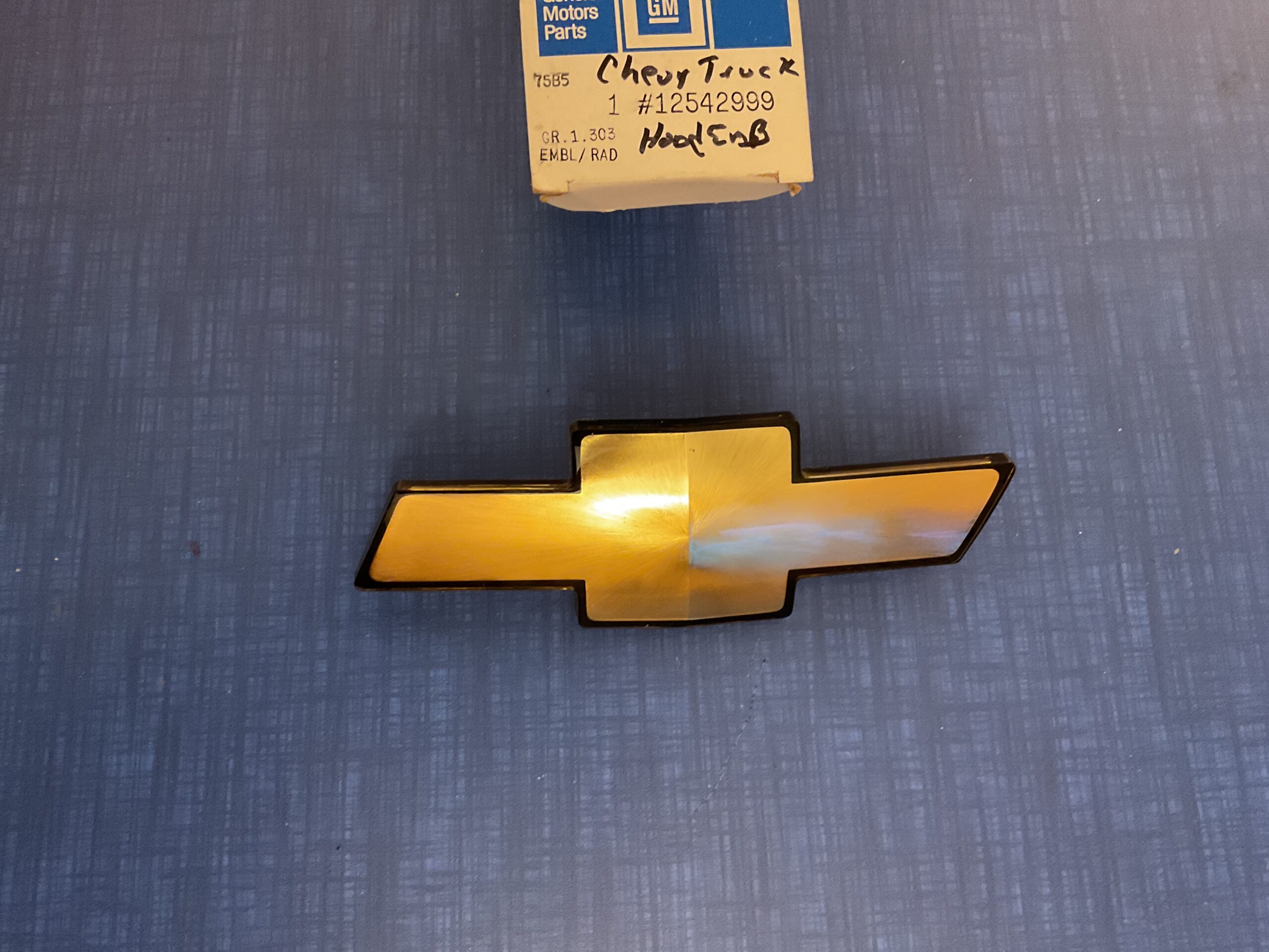 1994 - 2002 Chevrolet Pickup Radiator Grill Bow Tie Emblem GM ...