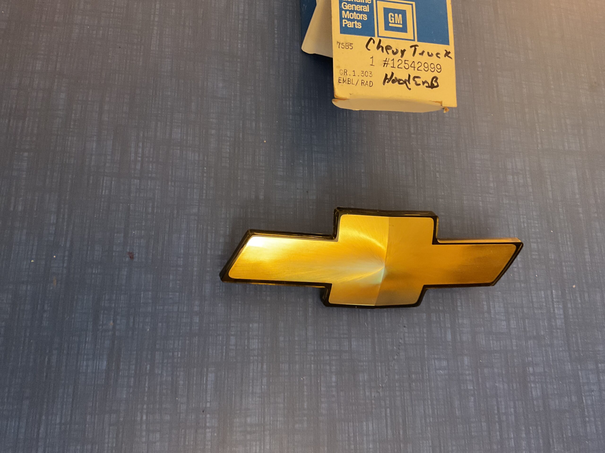 1994 - 2002 Chevrolet Pickup Radiator Grill Bow Tie Emblem GM ...